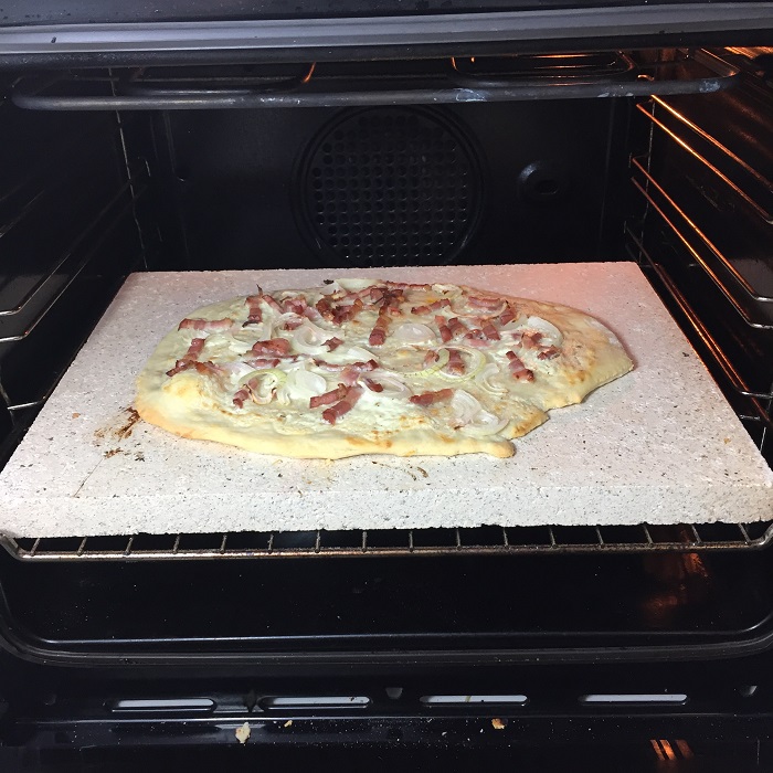 Flammkuchen Auf Dem Pizzastein